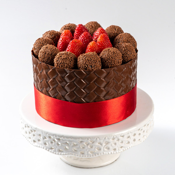 Bolo de Aniversário Brigadeiro Belga ao leite e Morango.